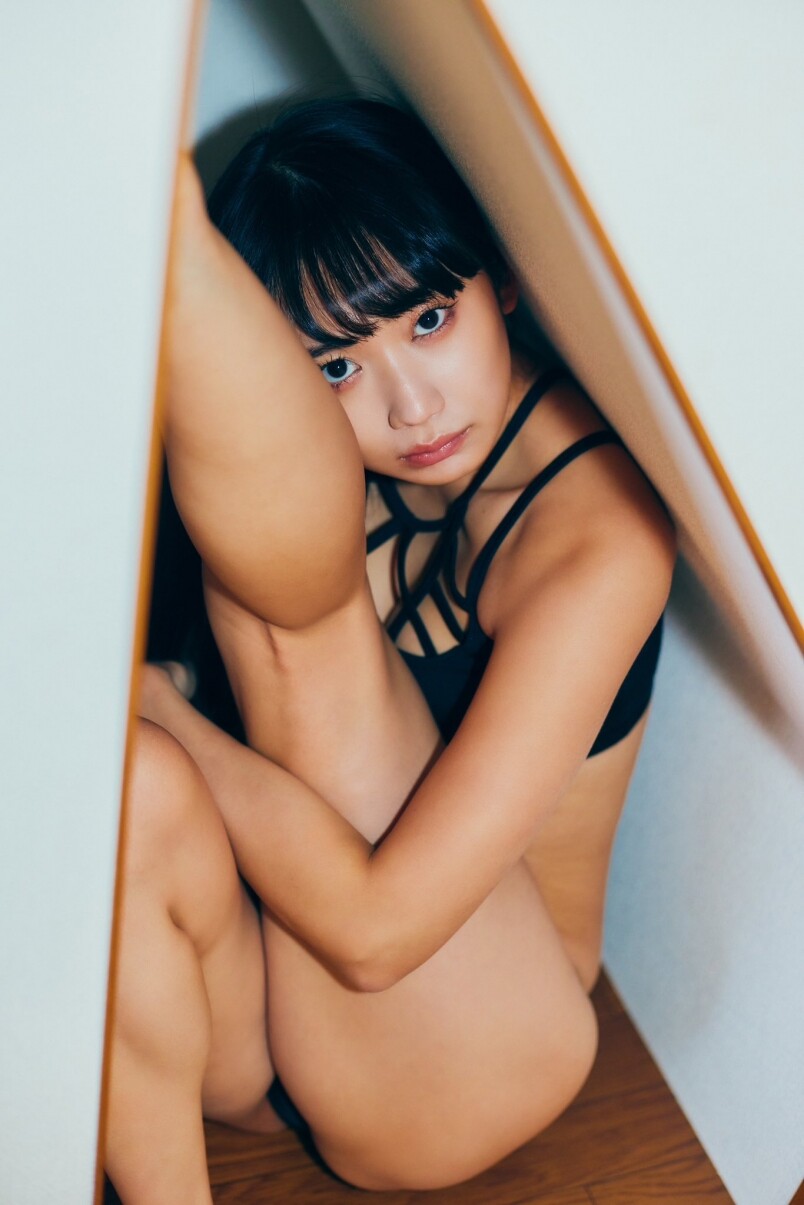 相澤菜菜子女人心一字馬柔軟度no 1的9頭身賽車女化身寫真女神