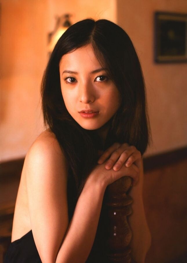 吉高由里子走紅靠車禍?吉高一脫成名,與二宮和也合演《檢察方的罪人》